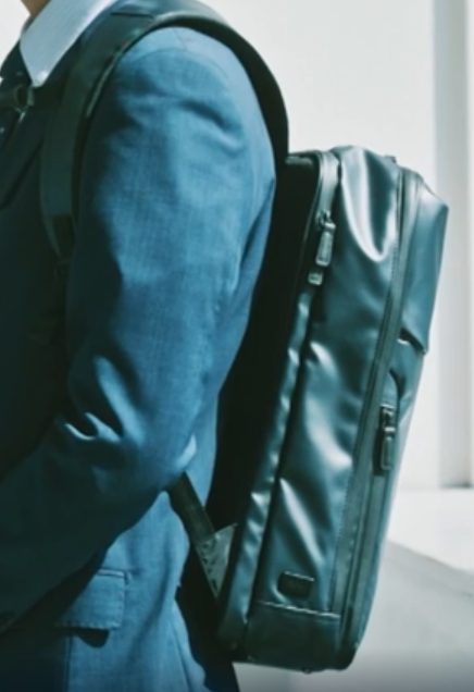 DOPE 衣装で髙橋海人がエースジーンのガジェタブル ビジネスリュックを使用！ - ばくのどら