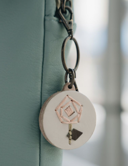 いきなり婚 衣装でKanmiのsa i te キーリングを使用！ - ばくのどら